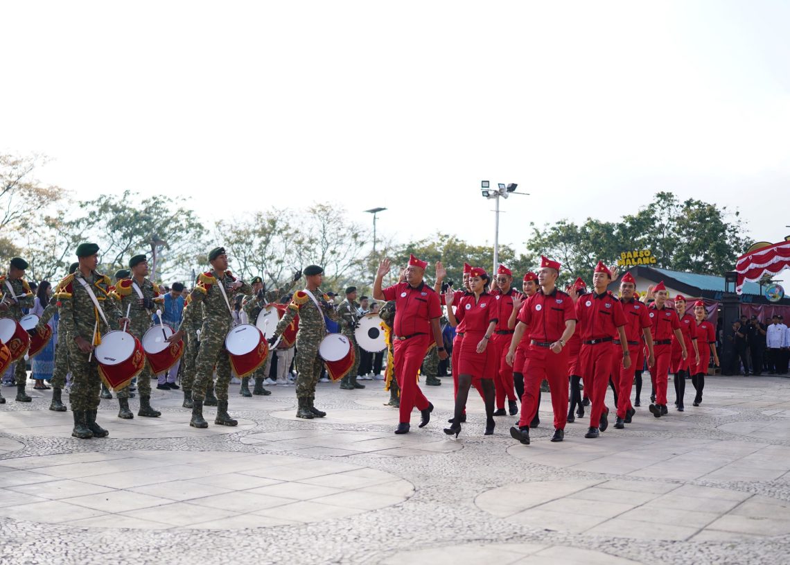 Upacara Peringatan Hari Ulang Tahun ke-80 Republik Indonesia: Gempita ...