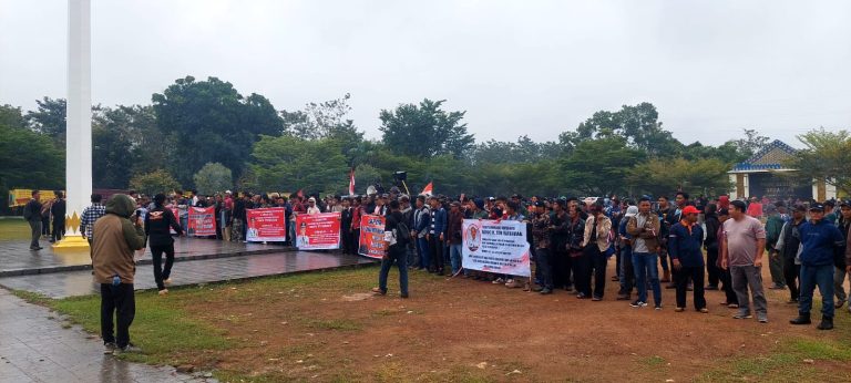 Ratusan Warga Belitang Jaya Geruduk Kantor Bupati OKU Timur, Tuntut ...