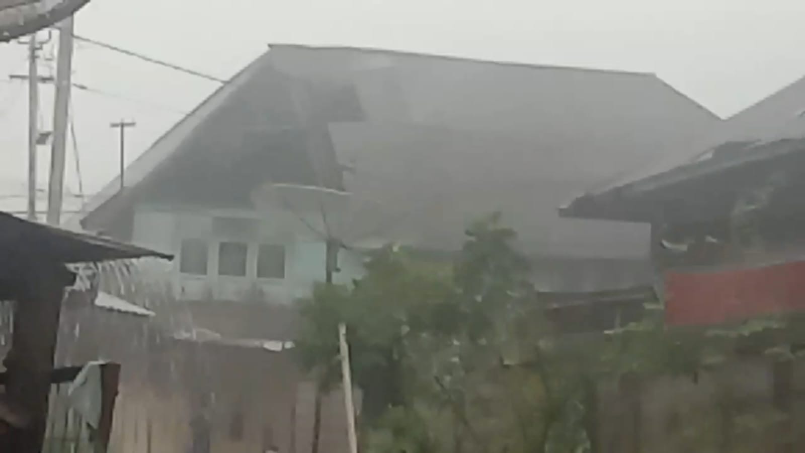 Turut Diterjang Angin Kencang, 8 Rumah Gadang Rusak di Salayo - infoSumbar