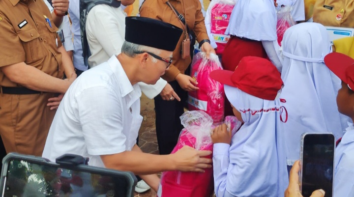 Berkunjung ke SMA 12 Padang, Wamendikdasmen: Sekolah Kategori Rusak ...